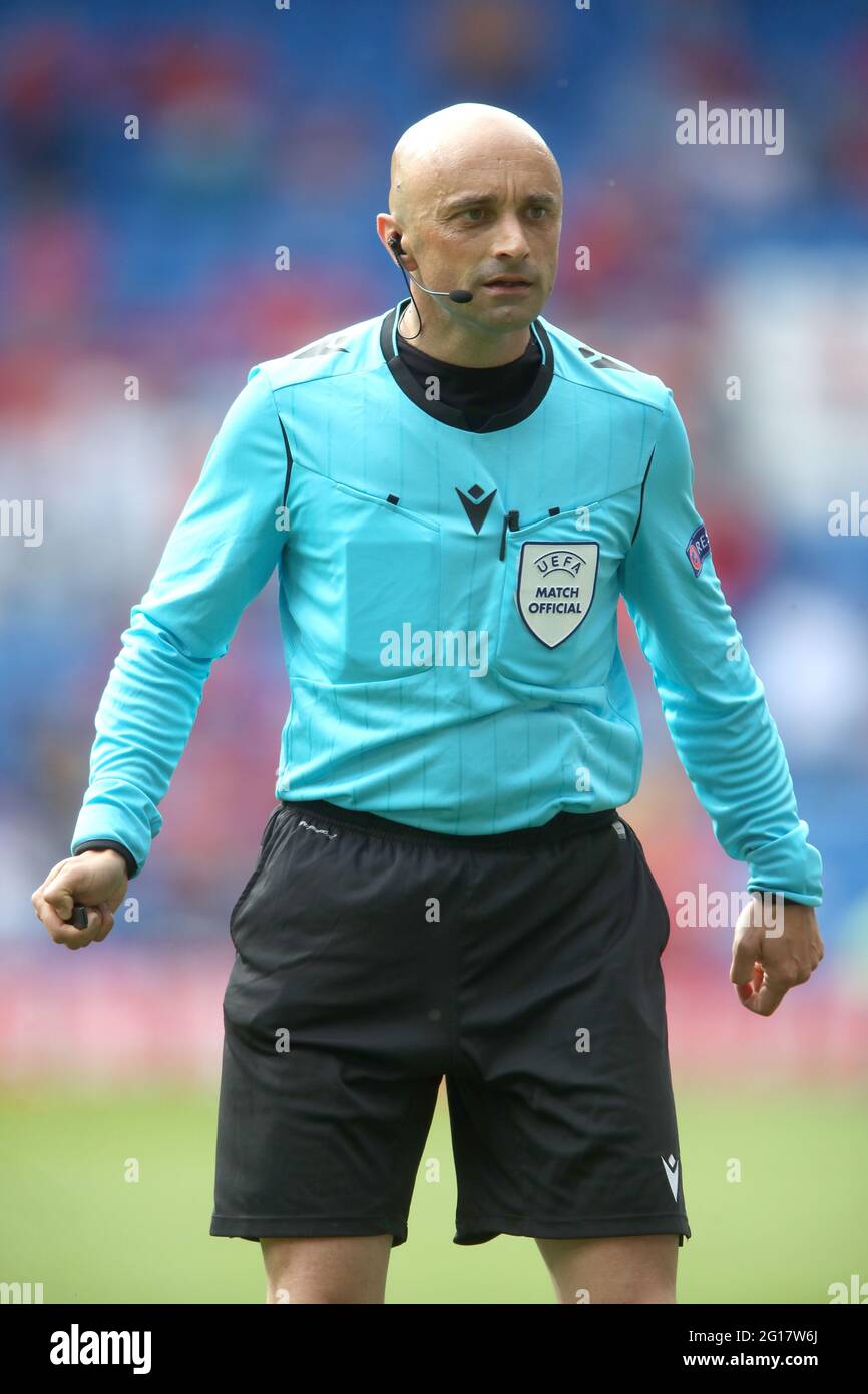 Referee neil doyle hi-res stock photography and images - Alamy