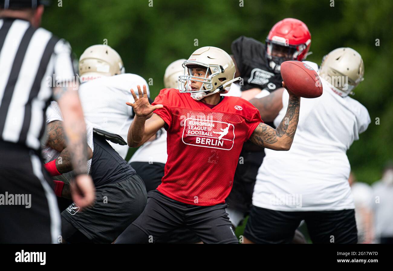 Hamburg, Germany. 05th June, 2021. Calvin Stitt (M), quarterback of the ...
