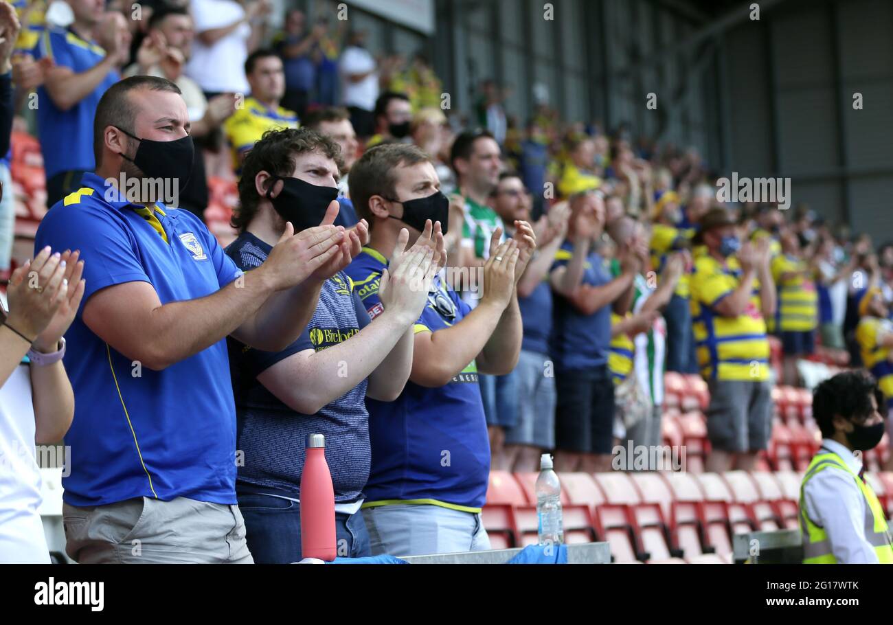 Warrington wolves fans in stands hi-res stock photography and images ...