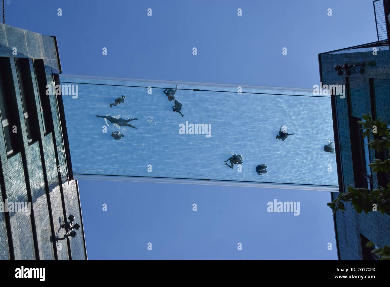 Nine elms swimming pool between buildings hi-res stock photography and ...