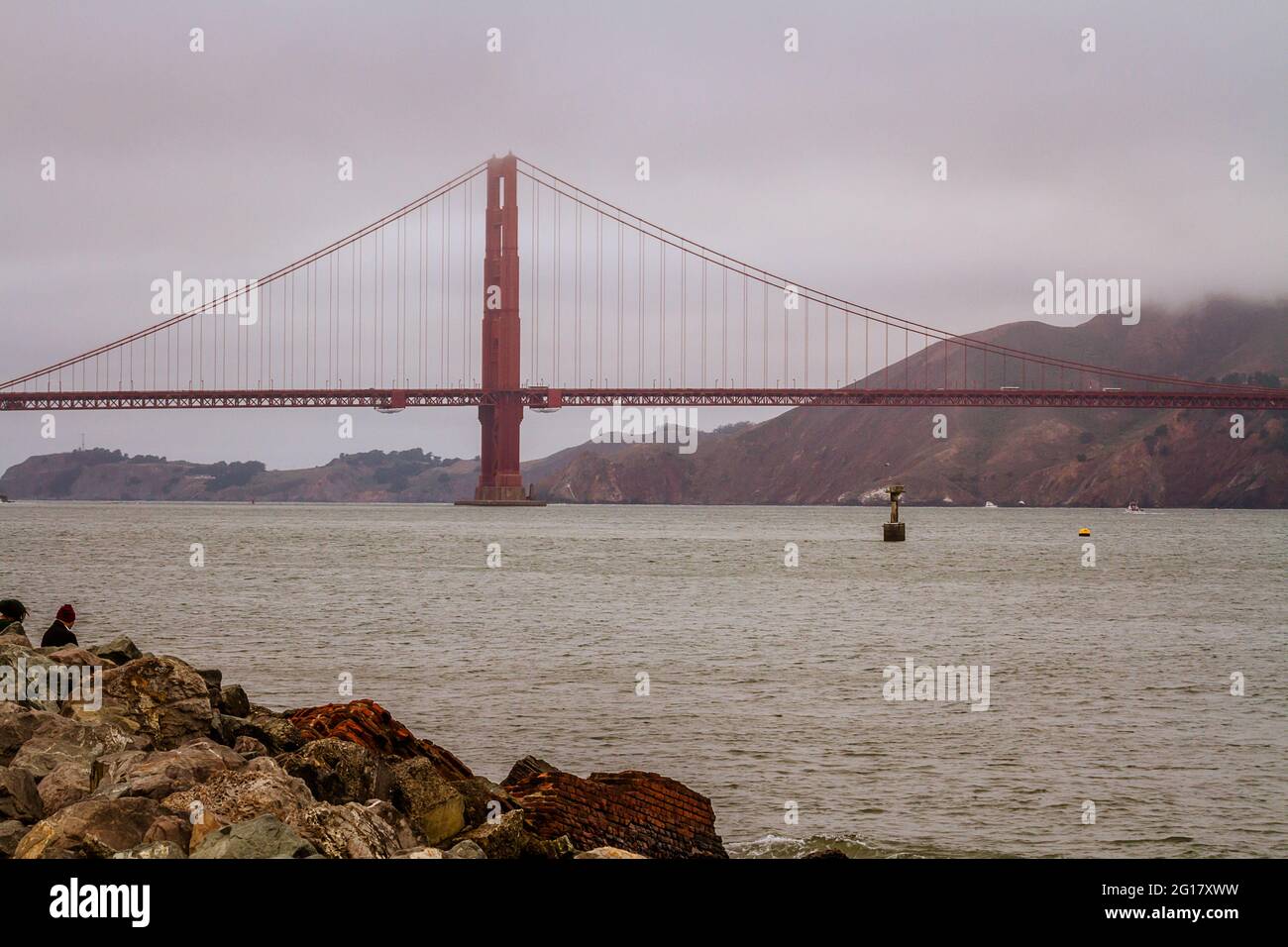Golden gate bridge two people hi-res stock photography and images - Alamy