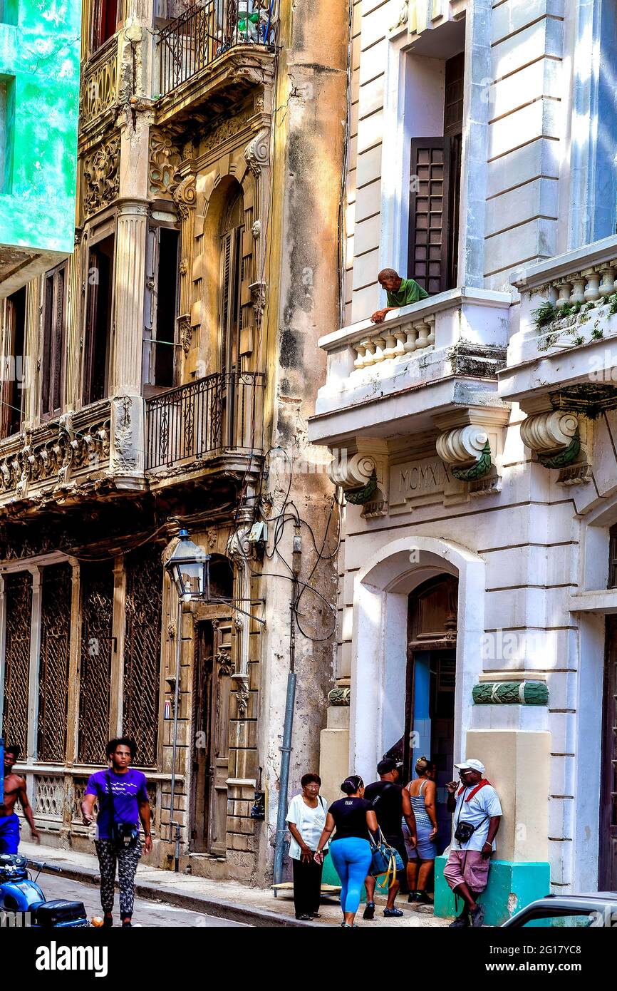 People entering a building hi-res stock photography and images - Alamy