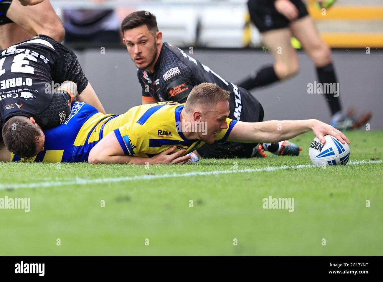 Leigh, UK. 05th June, 2021. Ben Currie (11) of Warrington Wolves scores ...