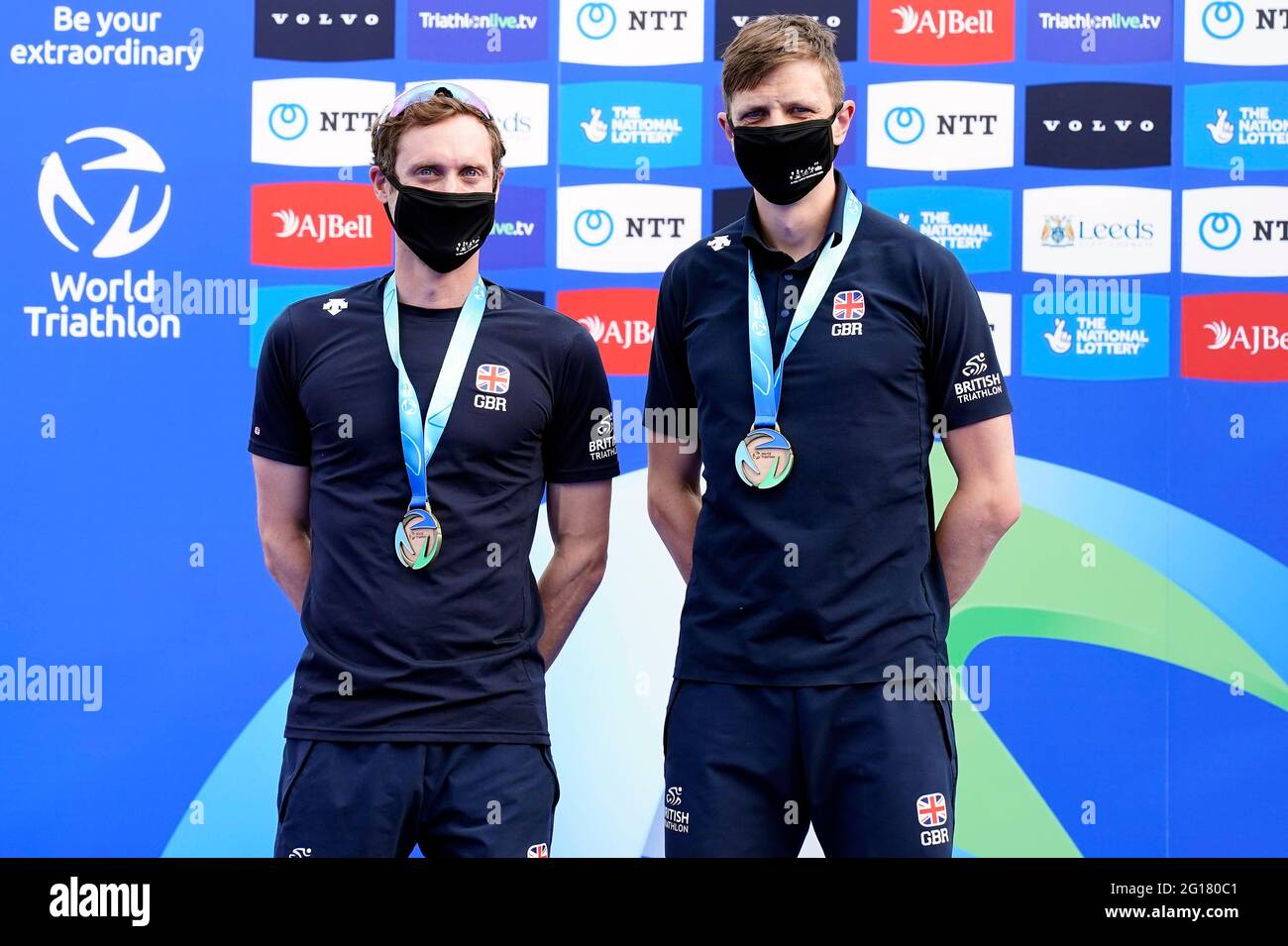 Dave Ellis (left) with guild after winning the PTV1 Men's event during ...
