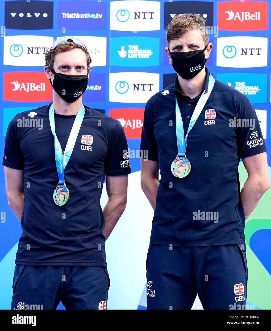 Dave Ellis (left) with guild after winning the PTV1 Men's event during ...