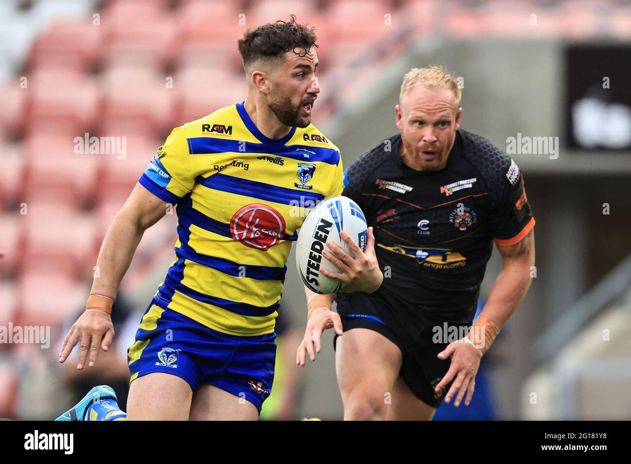 Toby King (4) of Warrington Wolves breaks to score a try Stock Photo ...