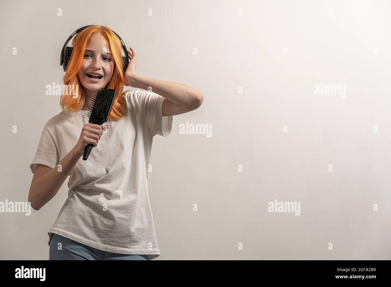 Female singer with red hair hi-res stock photography and images - Alamy