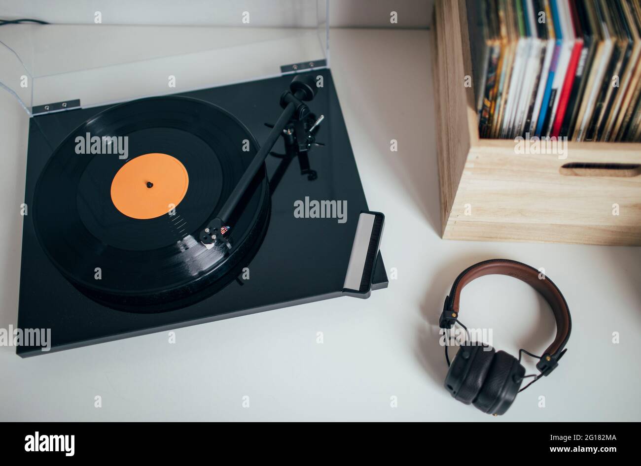 Turntable playing vinyl record, DJ set Stock Photo - Alamy