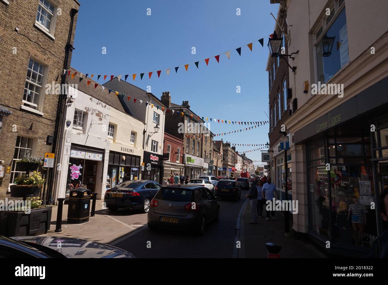 Charity shops on the high street hi-res stock photography and images ...