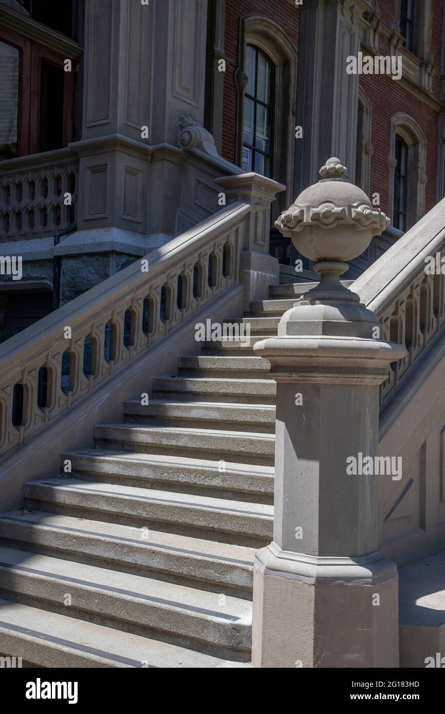 Uc berkeley campus and south hall hi-res stock photography and images ...