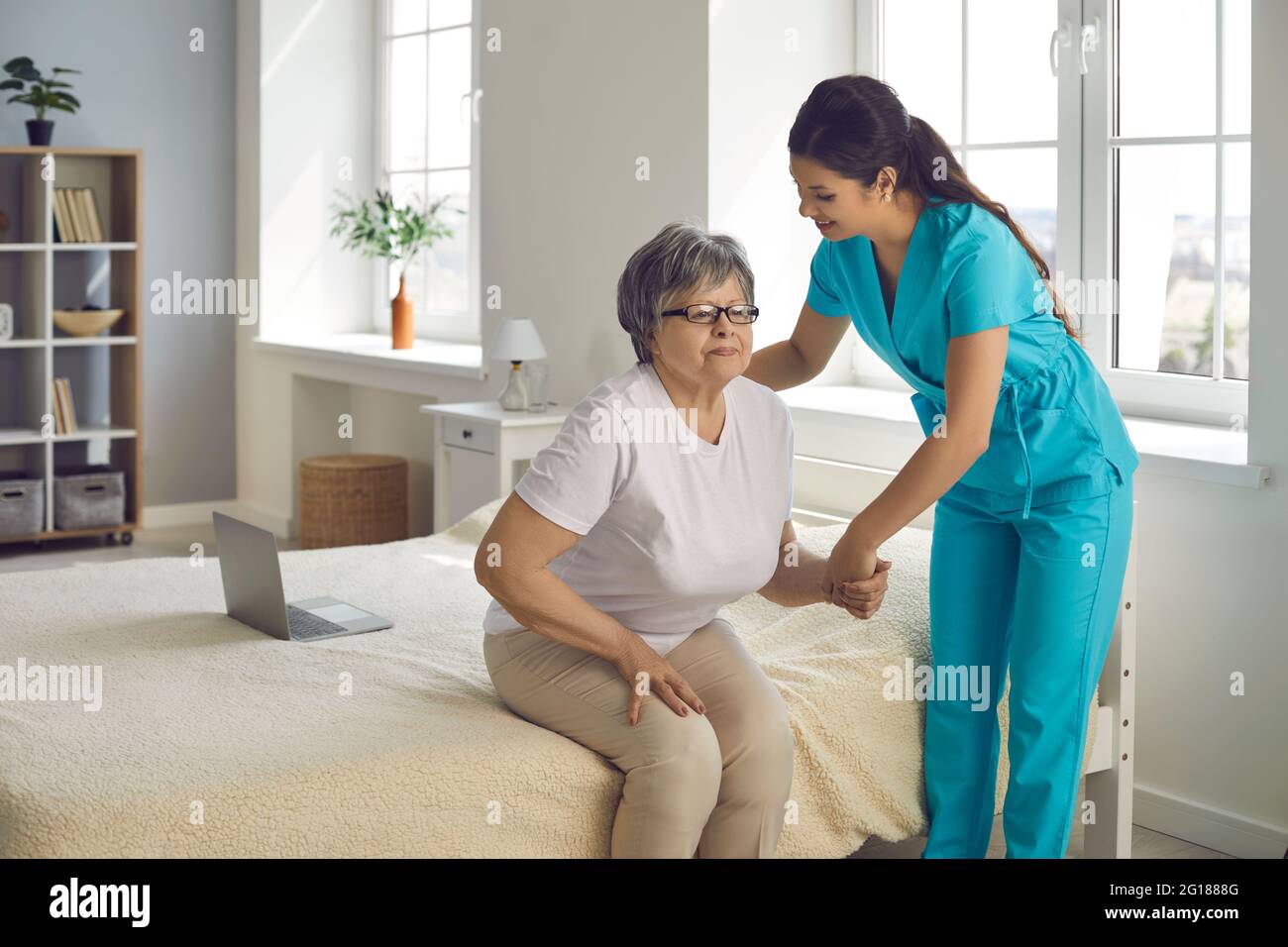 Nurse senior bed hi-res stock photography and images - Alamy