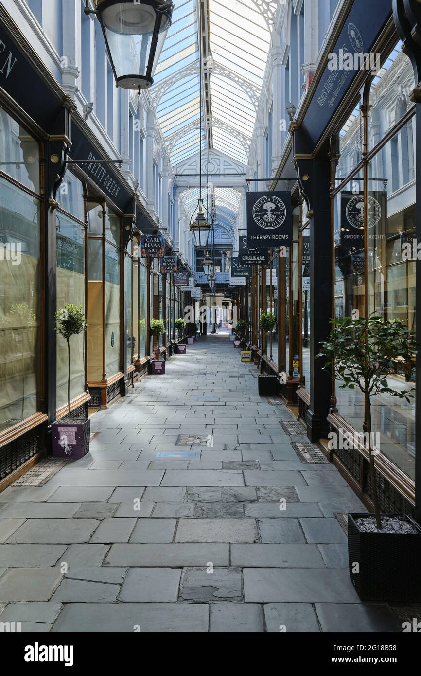 Roof covered arcade hi-res stock photography and images - Alamy