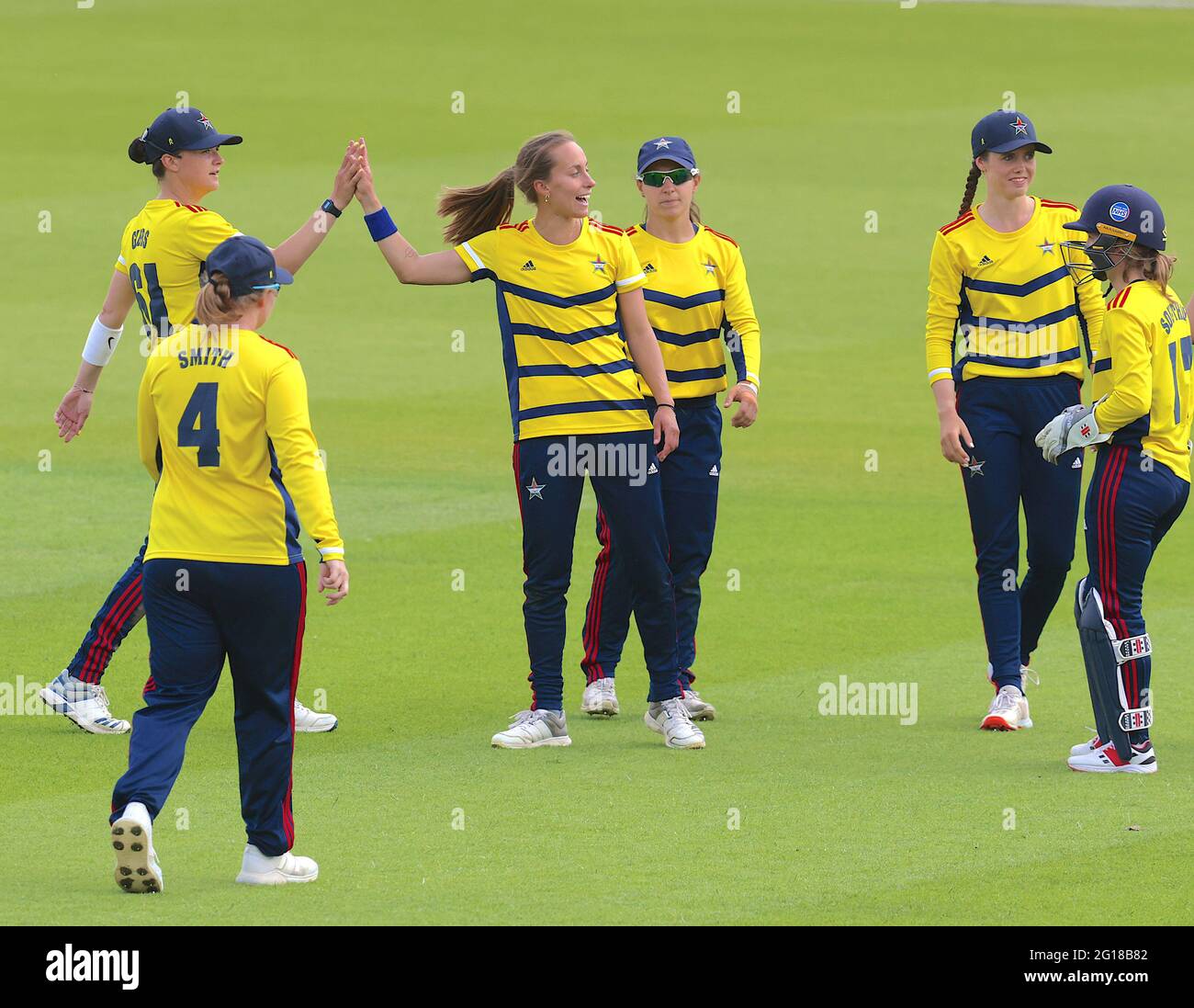 5 June, 2021. London,UK. The Star’s Tash Farrant celebrates with team ...