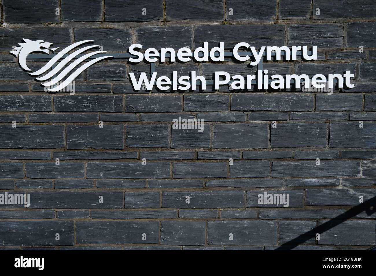 Bi lingual sign wales hi-res stock photography and images - Alamy
