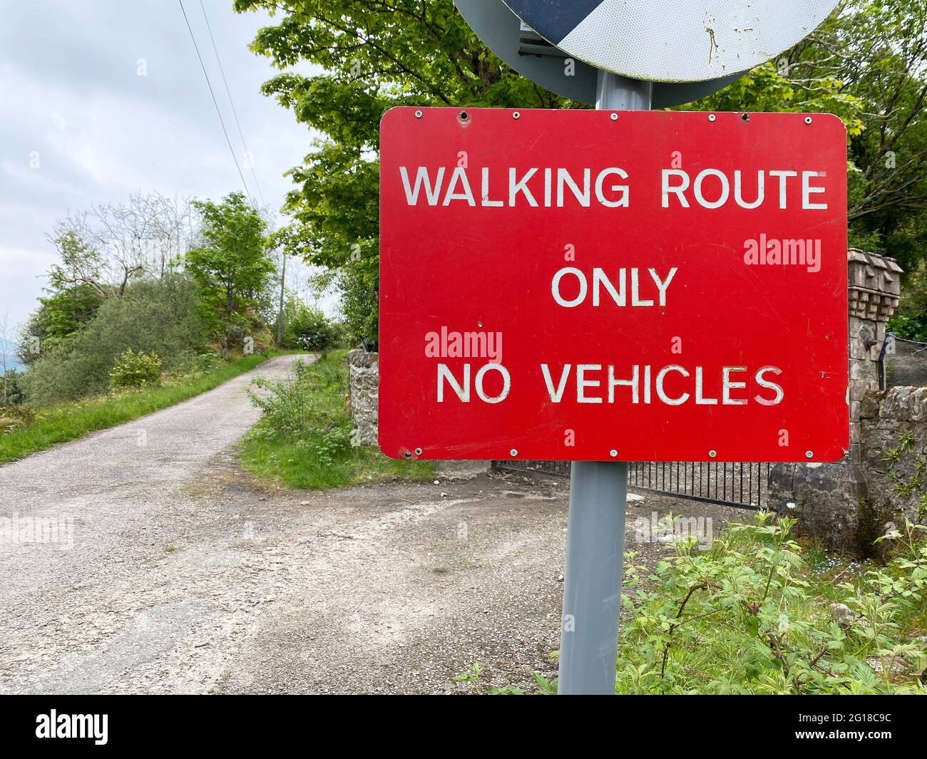 Walking route road sign in the country no vehicles Stock Photo - Alamy