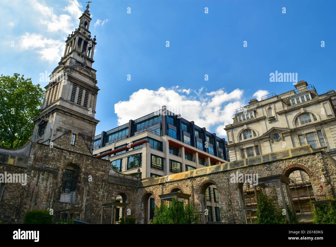 Christchurch Greyfriars Churchyard in the City of London, UK Stock ...