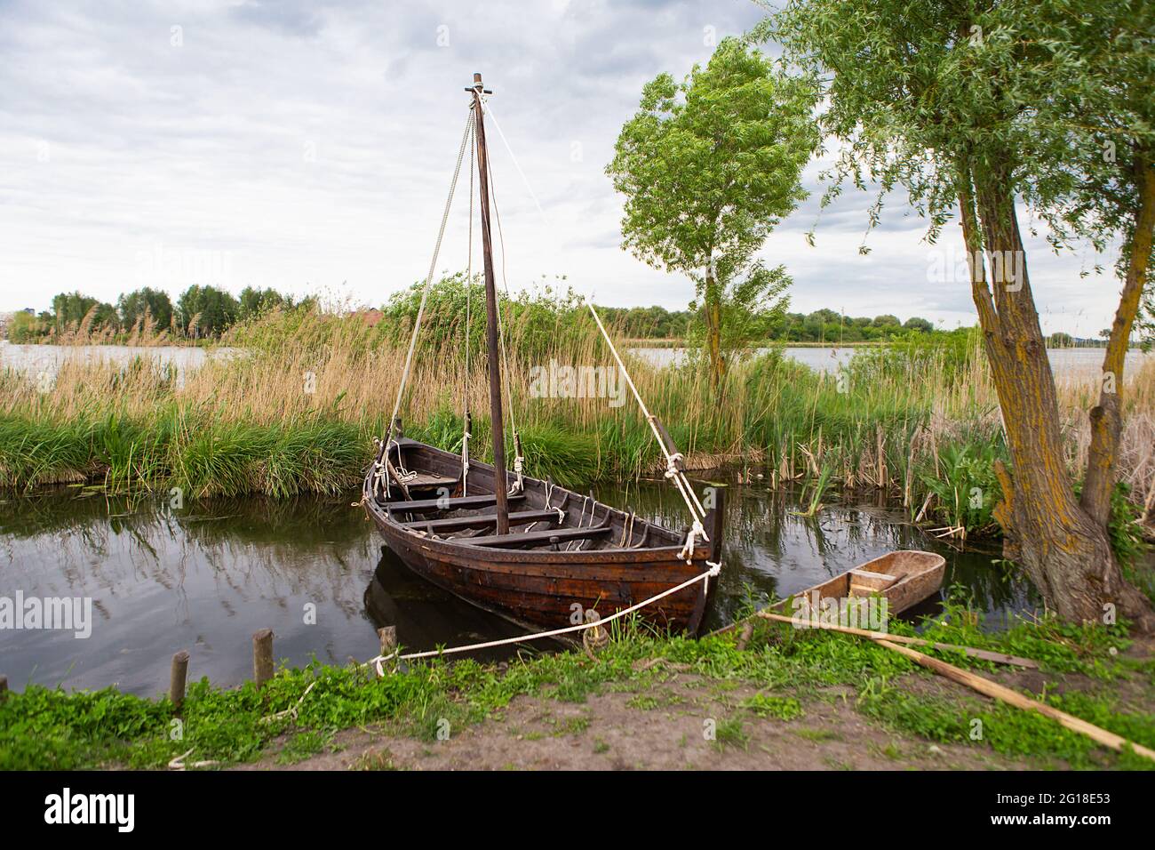 Vikings rowing boat hi-res stock photography and images - Alamy