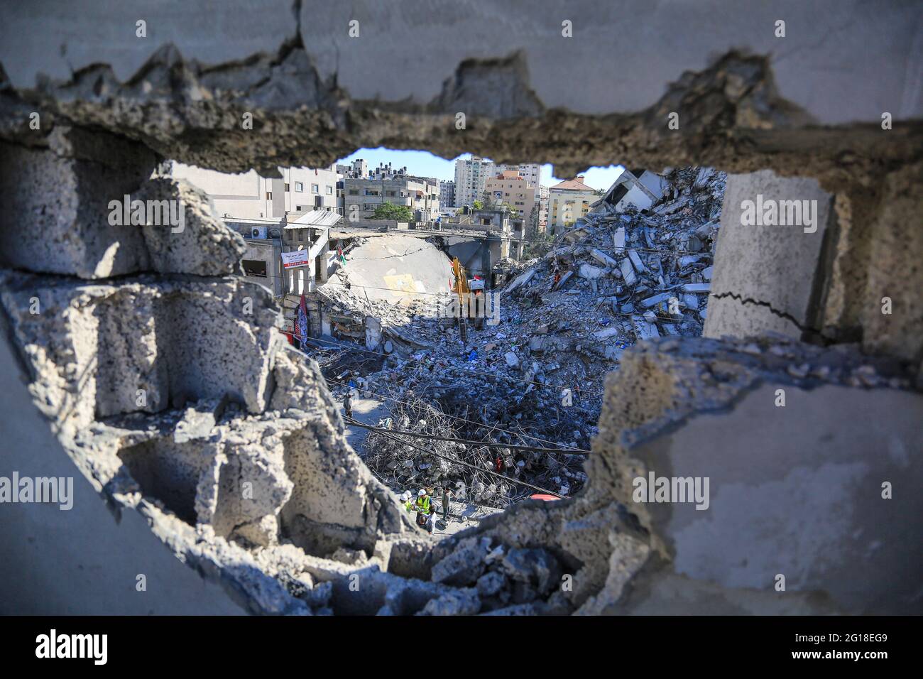 Gaza City, The Gaza Strip, Palestine. 5th June, 2021. Egyptian workers ...