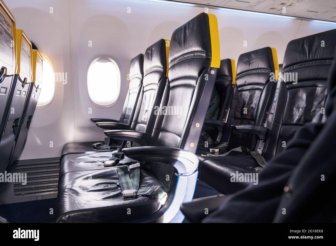 Empty passenger plane cabin. A row of chairs. Nobody Stock Photo - Alamy