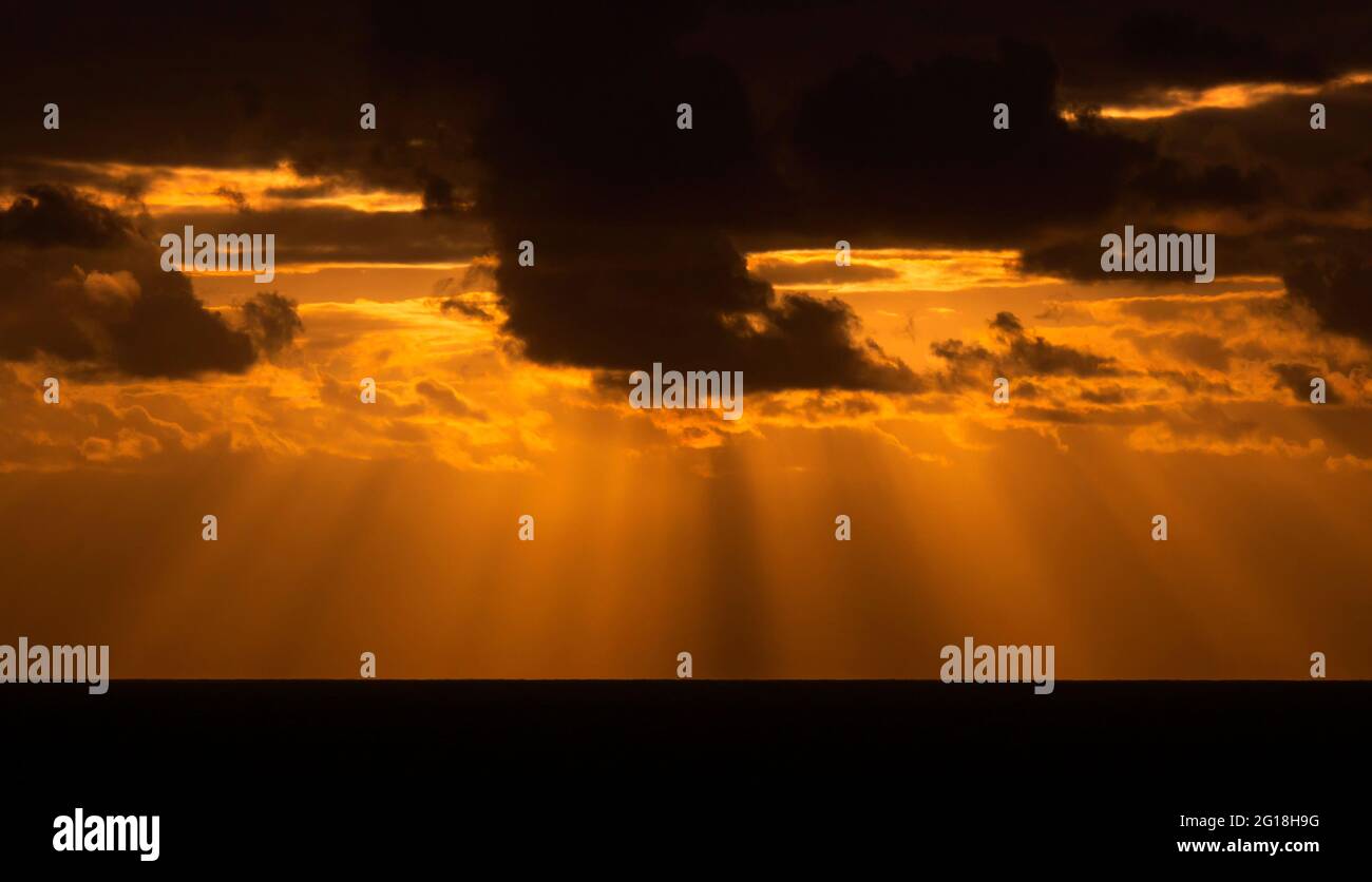 God rays hi-res stock photography and images - Alamy