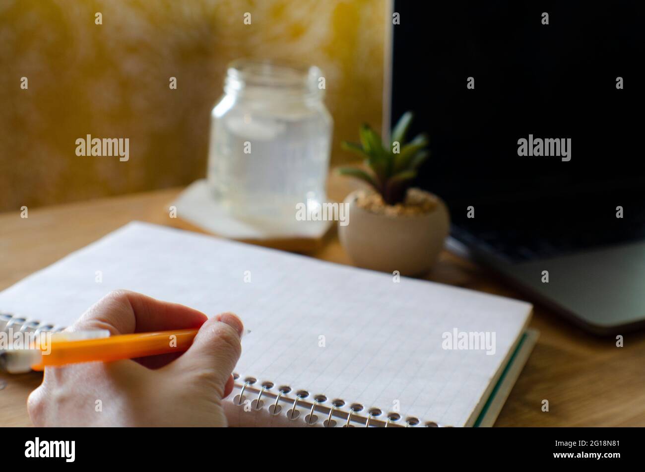 Hand taking notes hi-res stock photography and images - Alamy