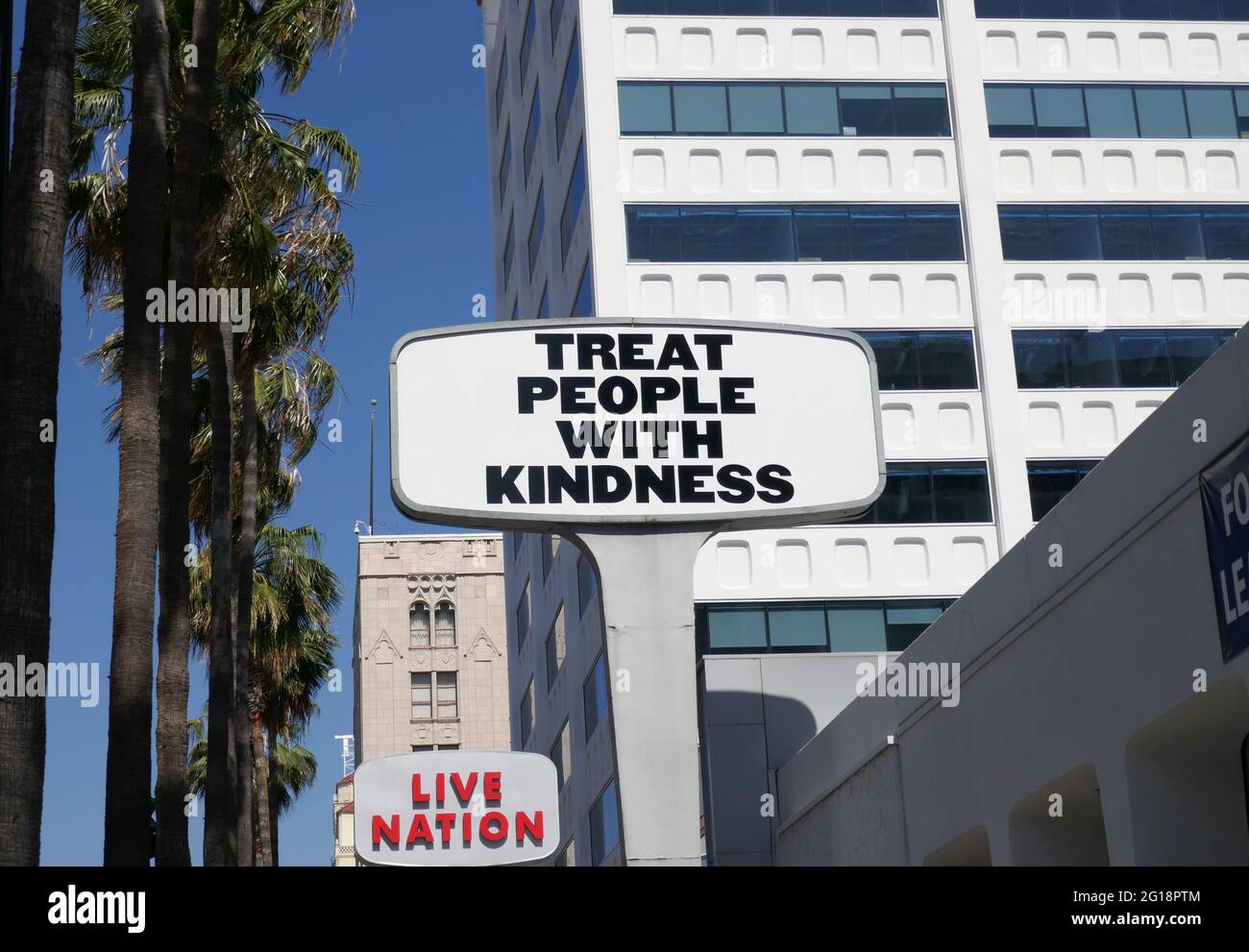 Coronavirus kindness sign hi-res stock photography and images - Alamy