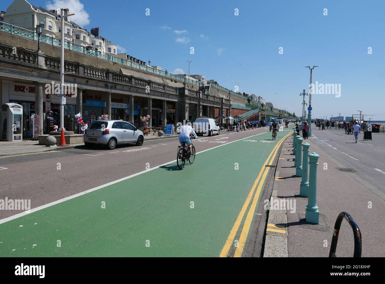 Brighton seafront cyclists hi-res stock photography and images - Alamy
