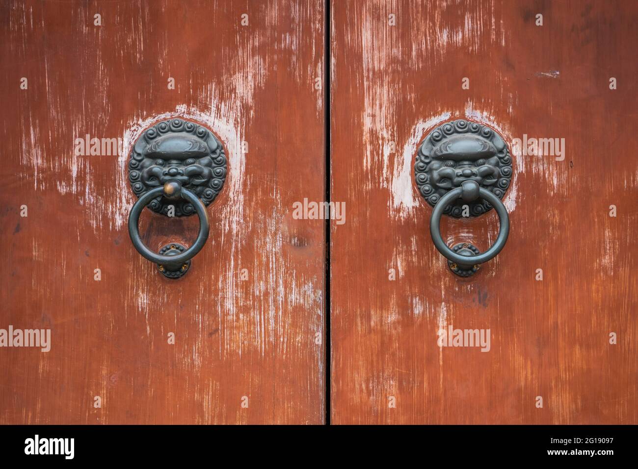 Close view of a red traditional Chinese door Stock Photo - Alamy