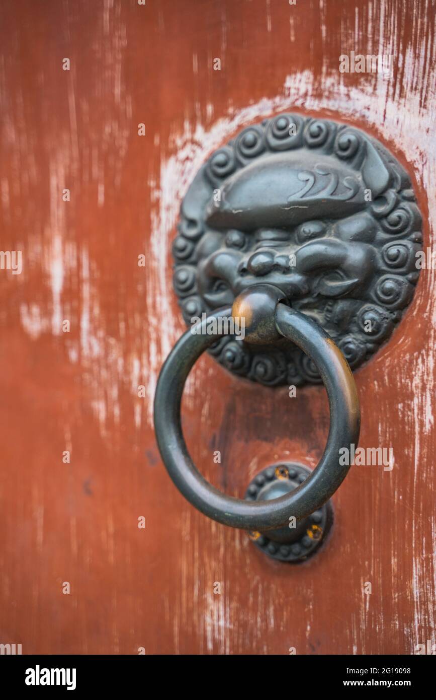Close view of a red traditional Chinese door Stock Photo - Alamy