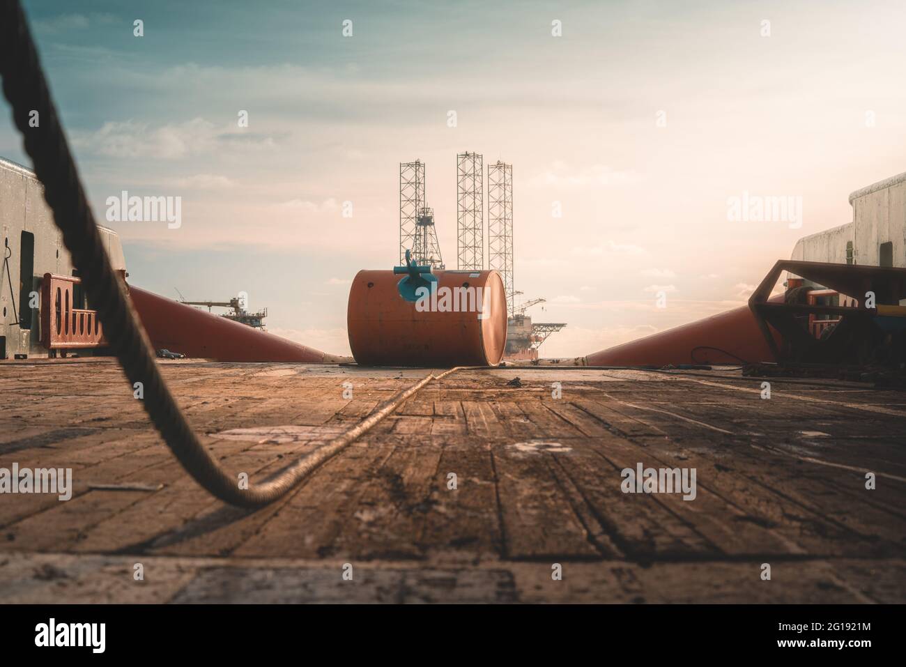 Oil rig offshore work support hi-res stock photography and images - Alamy