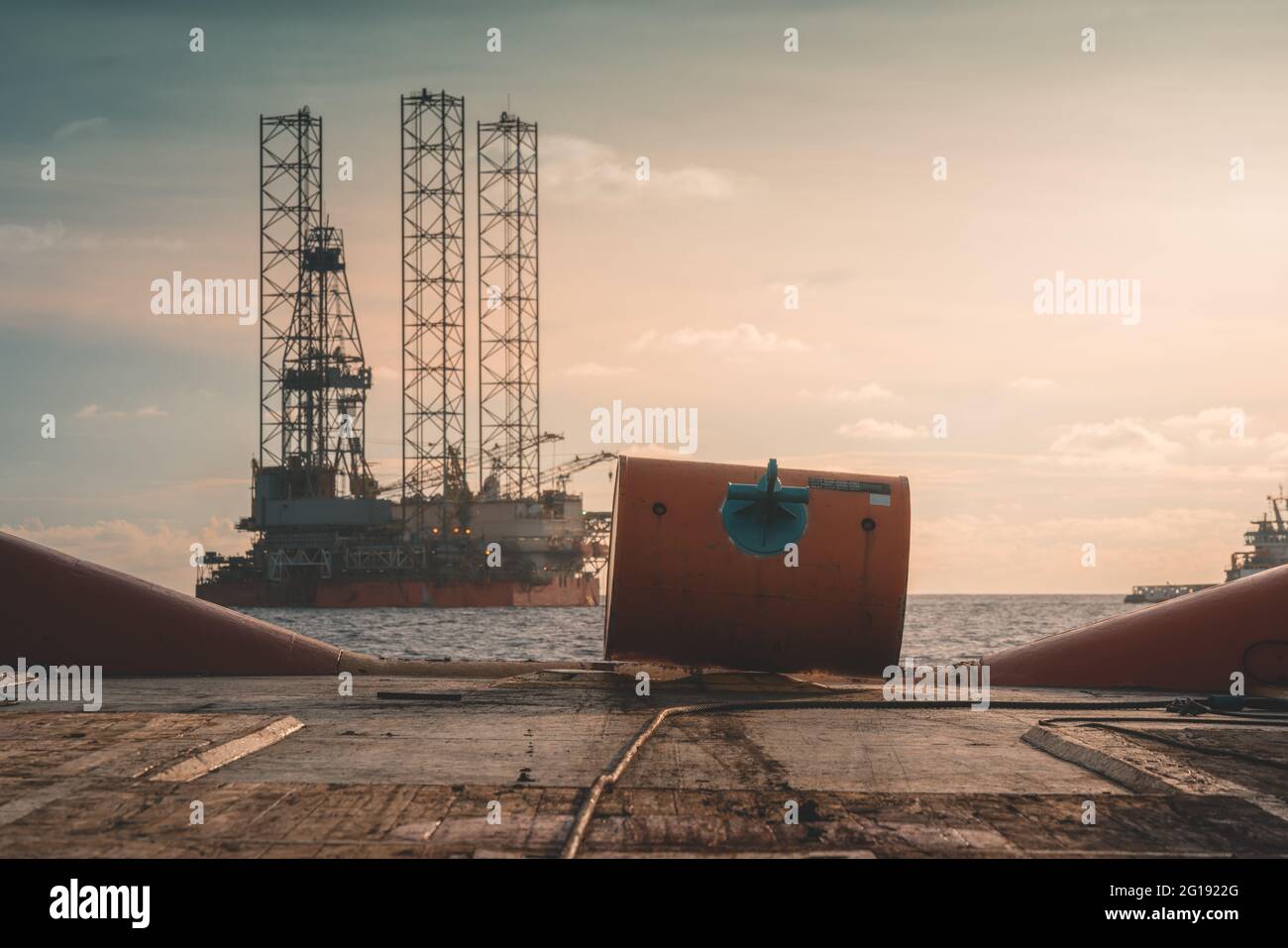 Oil rig offshore work support hi-res stock photography and images - Alamy