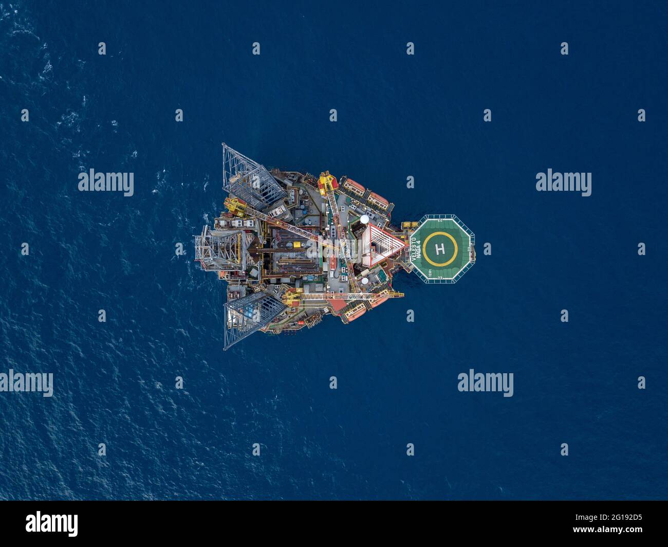 Aerial view of offshore oil drilling rig at the ocean Stock Photo - Alamy