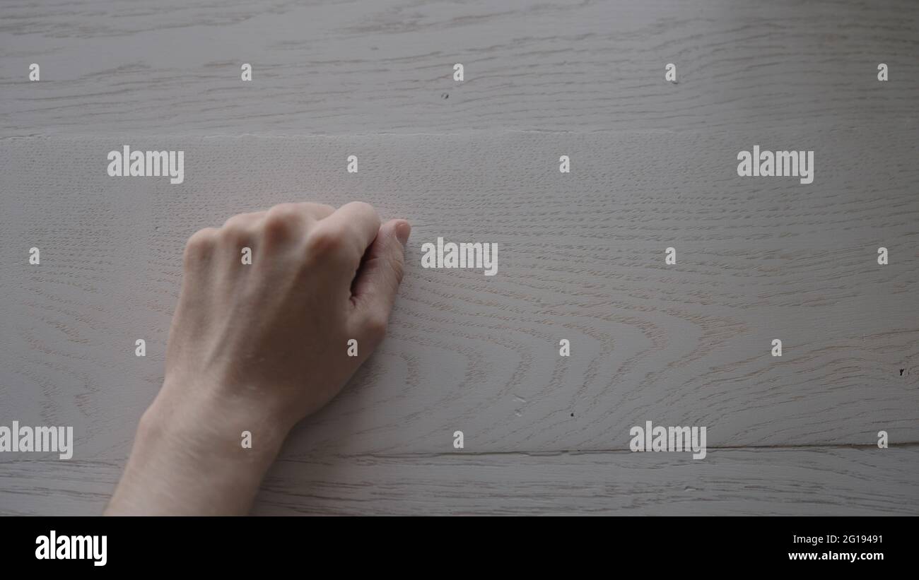 Tapping fingers table hi-res stock photography and images - Alamy