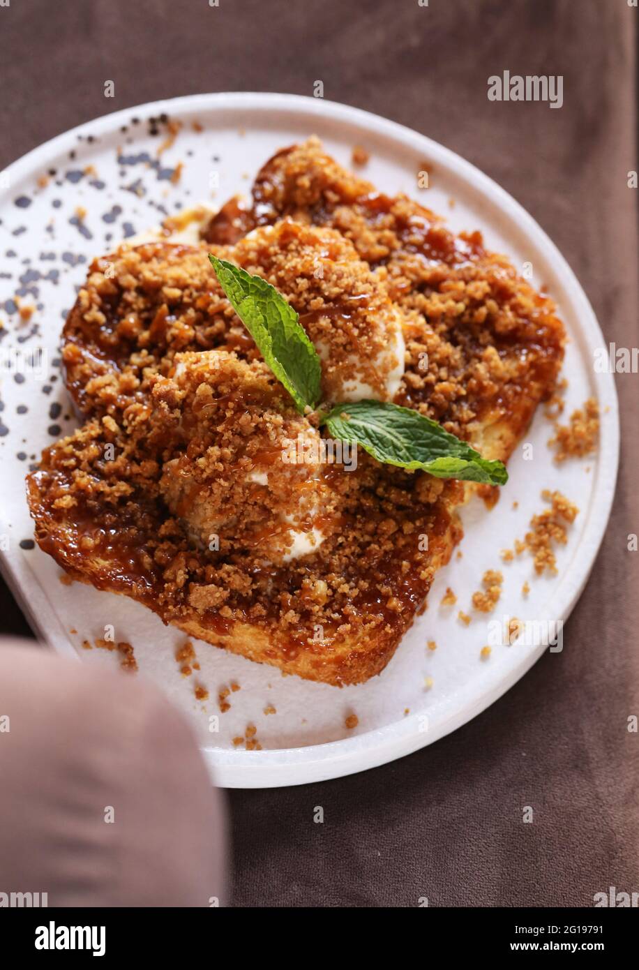 Toast homemade caramel sauce hi-res stock photography and images - Alamy