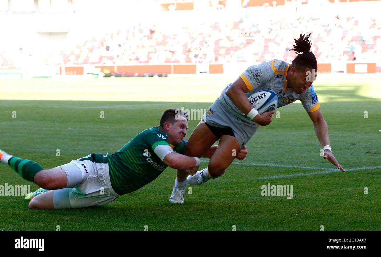 BRENTFORD, ENGLAND - JUNE 05: Marcus Watson of Wasps RFC gets caught ...