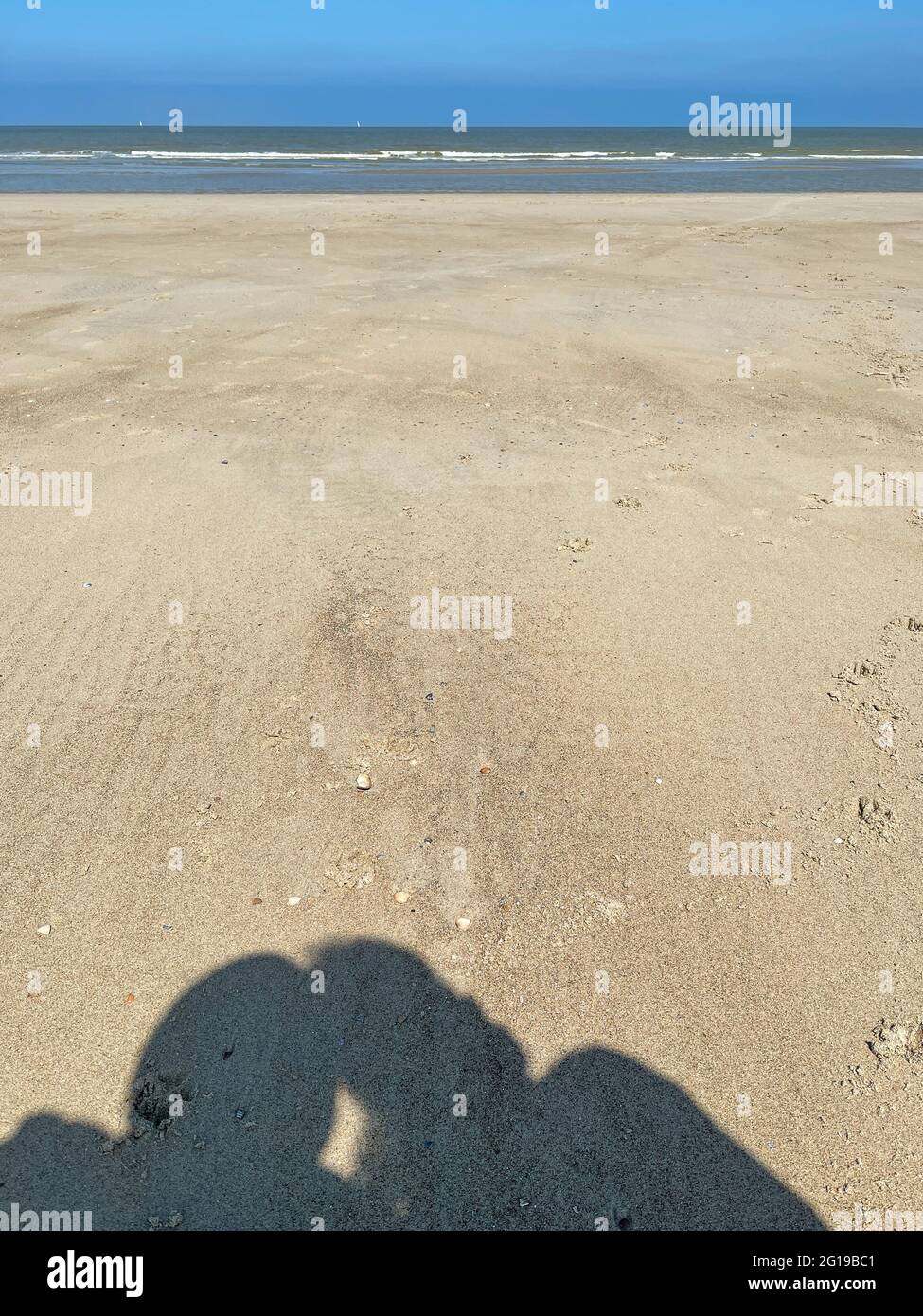 Shadow woman standing beach hi-res stock photography and images - Alamy