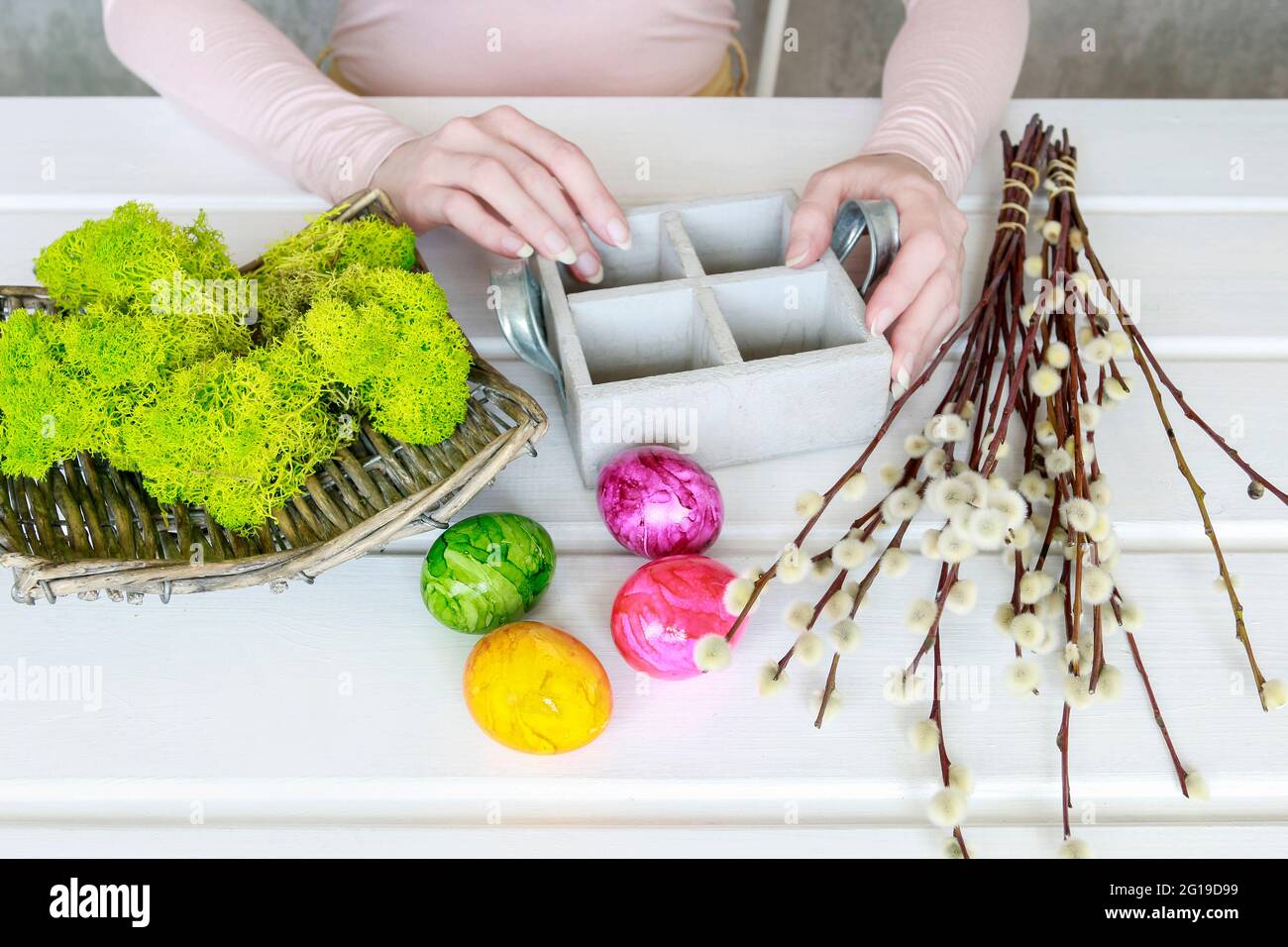 Florist at work: How to make Easter table decoration with catkins, moss, eggs and wooden box ...