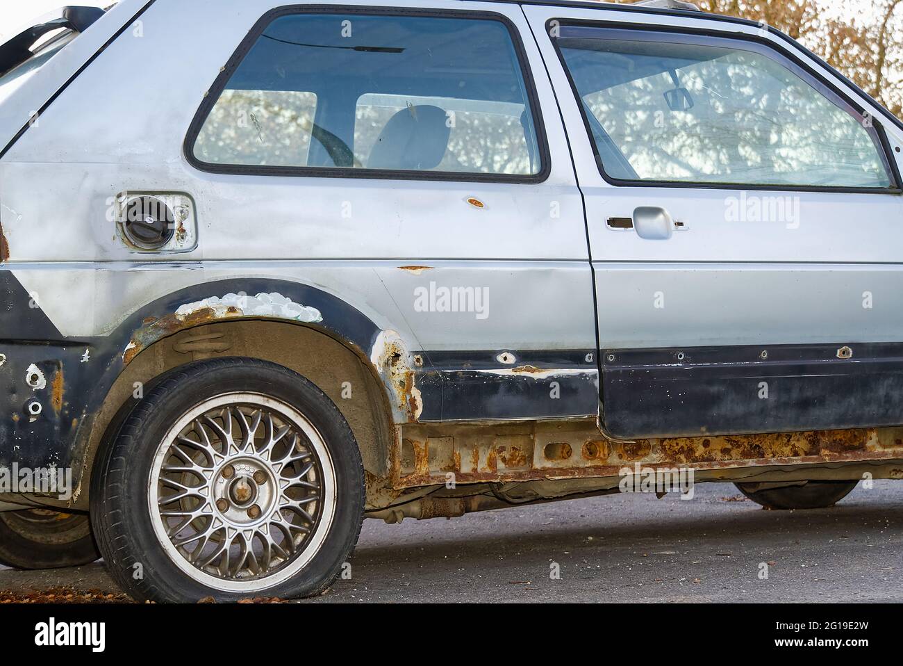 old broken rusty car on flat tires, junk car Stock Photo - Alamy