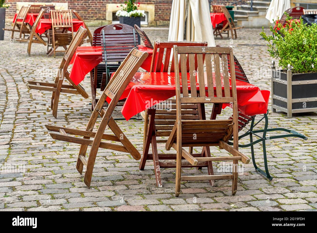 Metal chair and table outside hi-res stock photography and images - Alamy