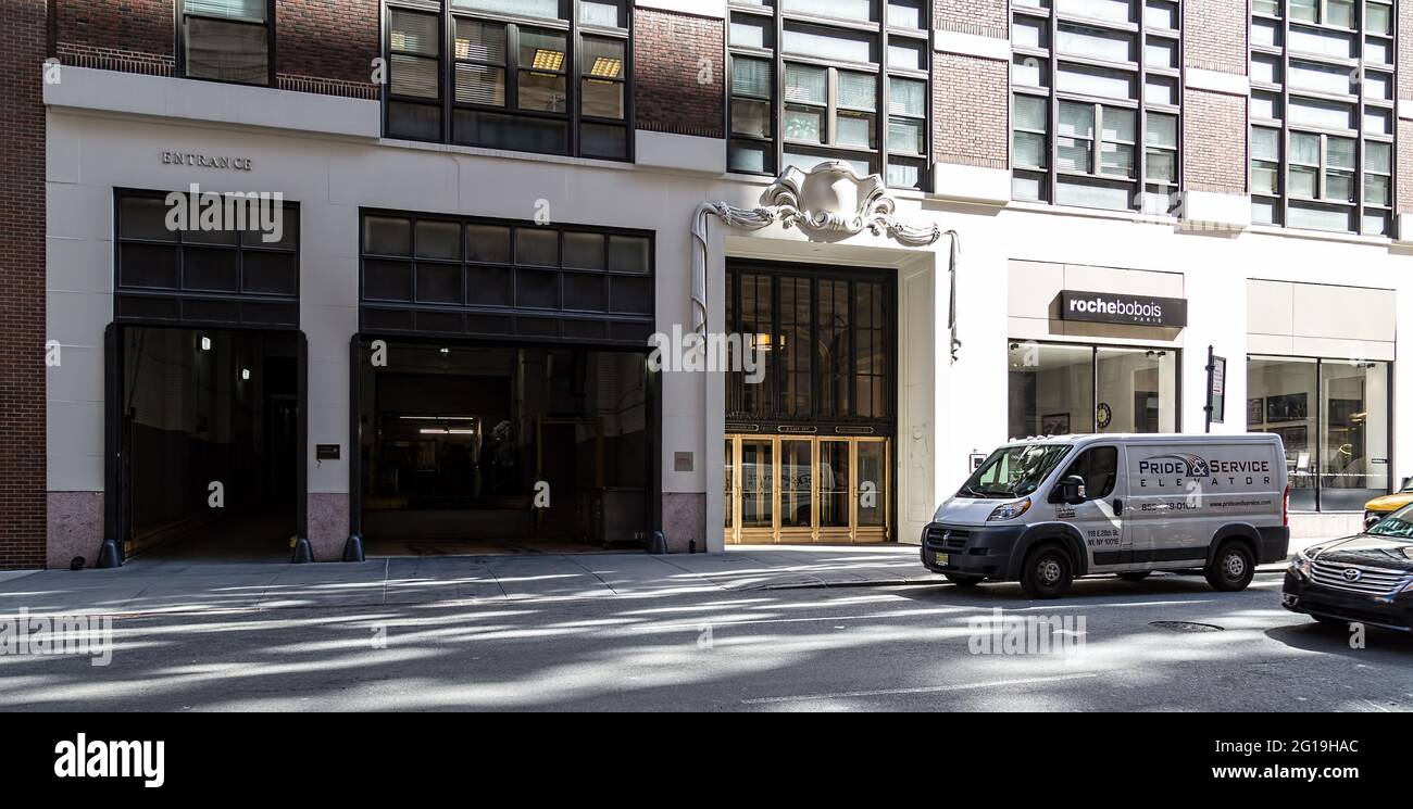 200 Madison Avenue is a neo-classical high-rise apartment building in ...