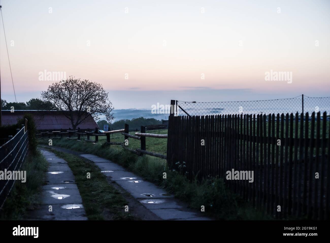 Path surrounded fences green hi-res stock photography and images - Alamy