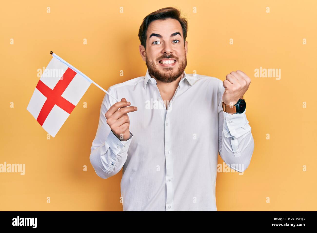 Handsome caucasian man with beard holding england flag screaming proud ...