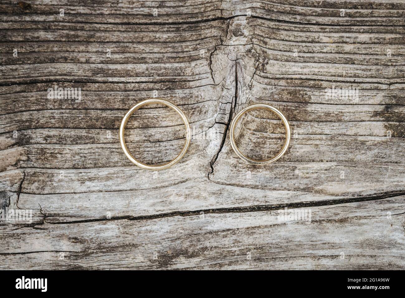 Wedding rings macro close up Stock Photo - Alamy