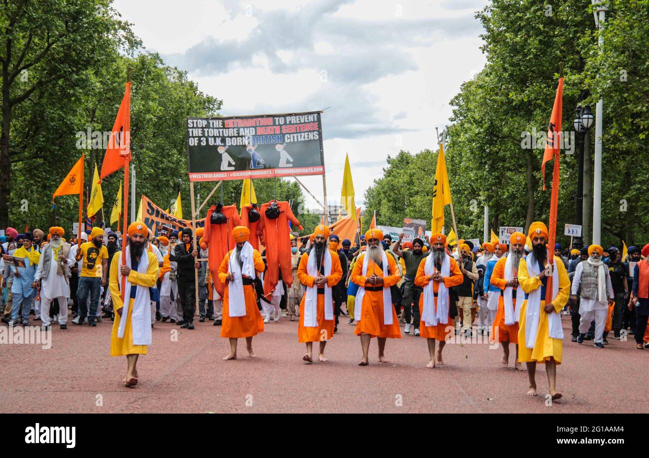 Sikh women praying golden temple hi-res stock photography and images ...