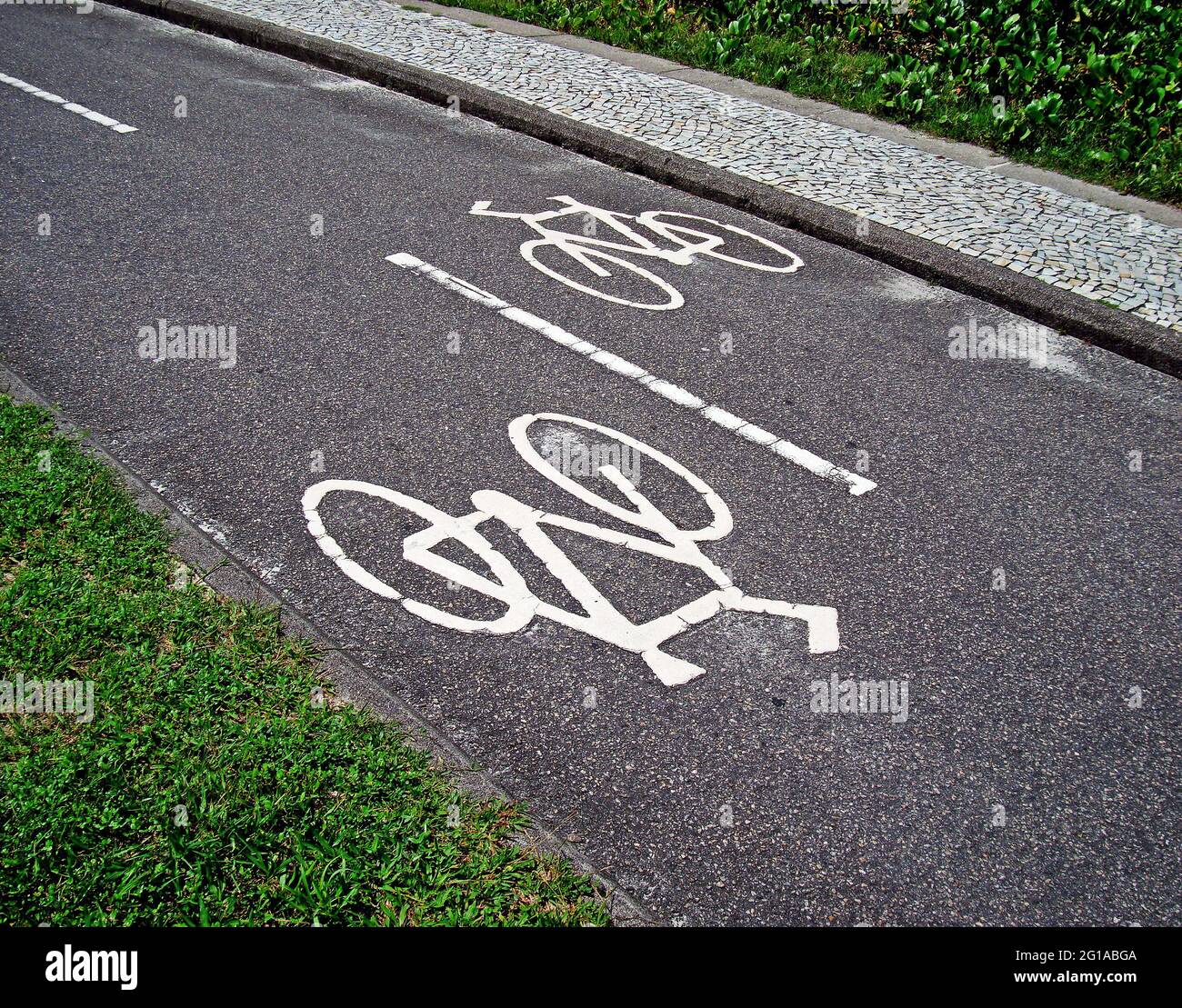 Bike symbol on bicycle path, Barra da Tijuca, Rio Stock Photo - Alamy