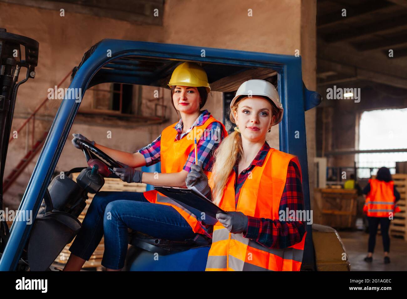 Female warehouse workers hi-res stock photography and images - Alamy