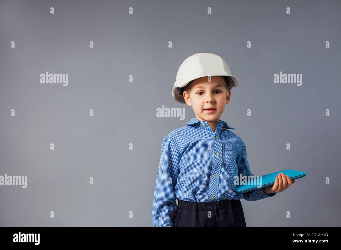 Boy dressed builder hi-res stock photography and images - Alamy