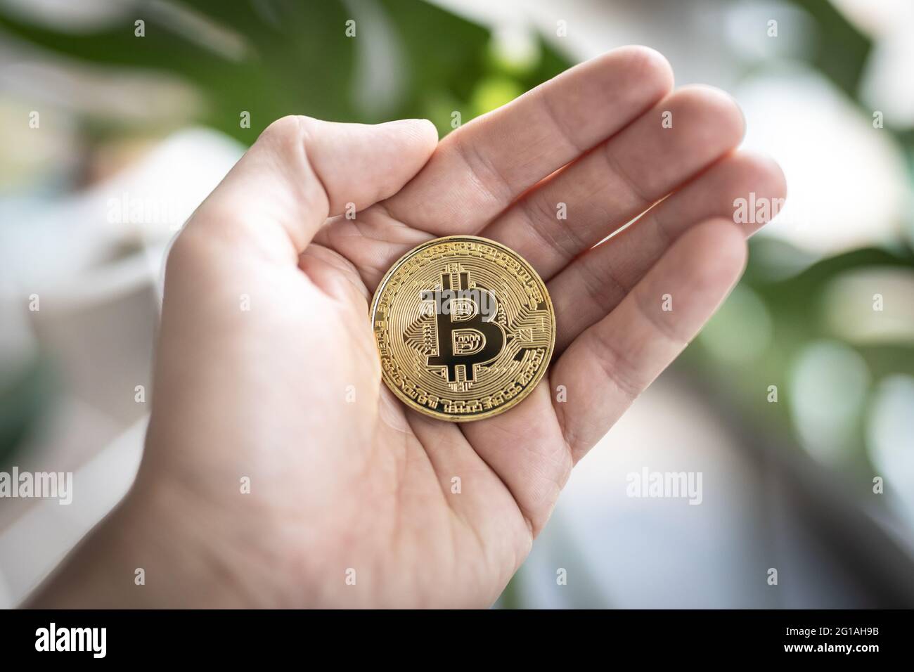 Bitcoin physical coin held in hand Stock Photo - Alamy