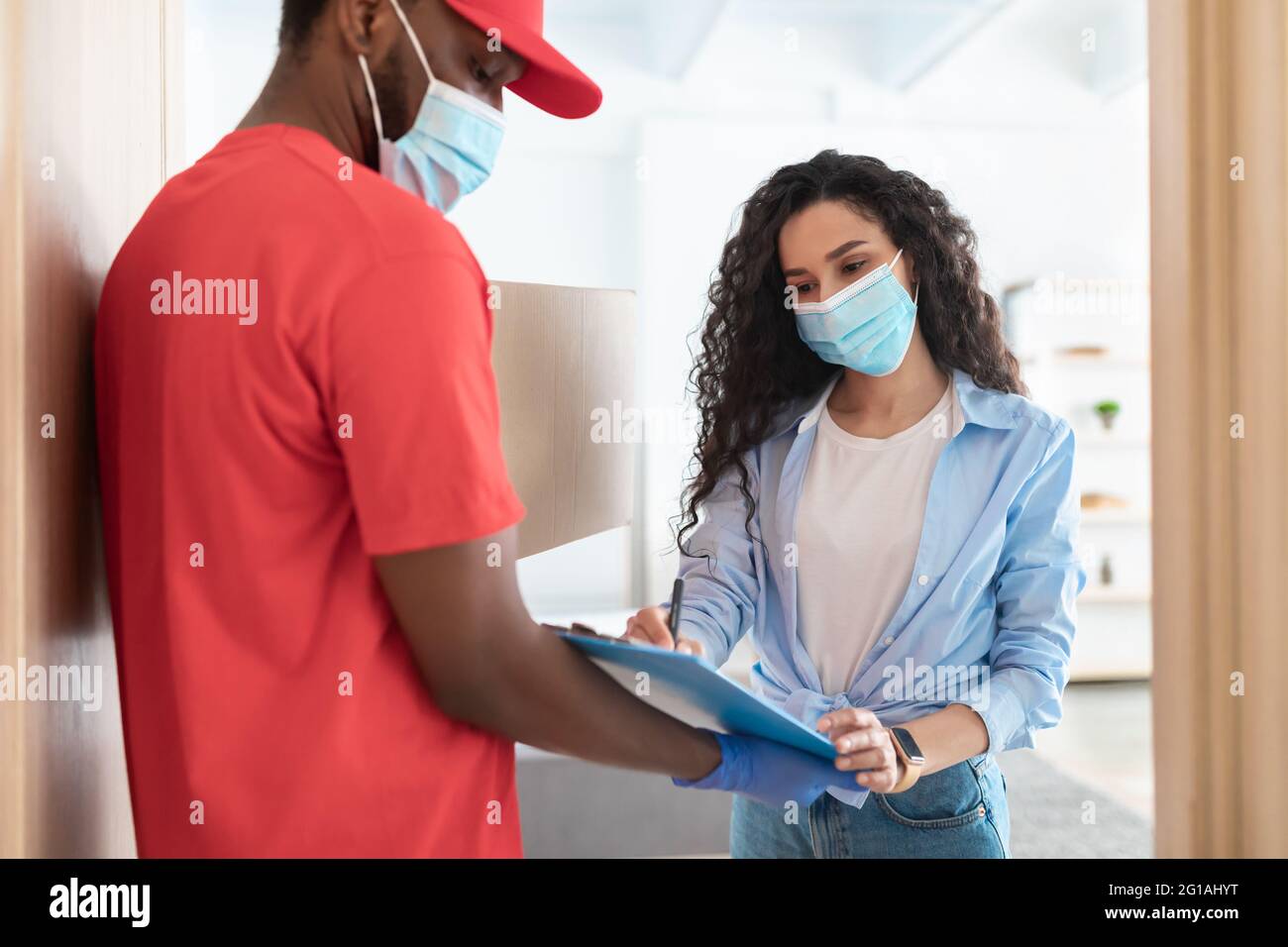 Customer in face mask hi-res stock photography and images - Alamy