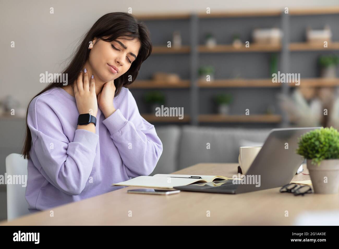Back of neck woman, worker hi-res stock photography and images - Alamy